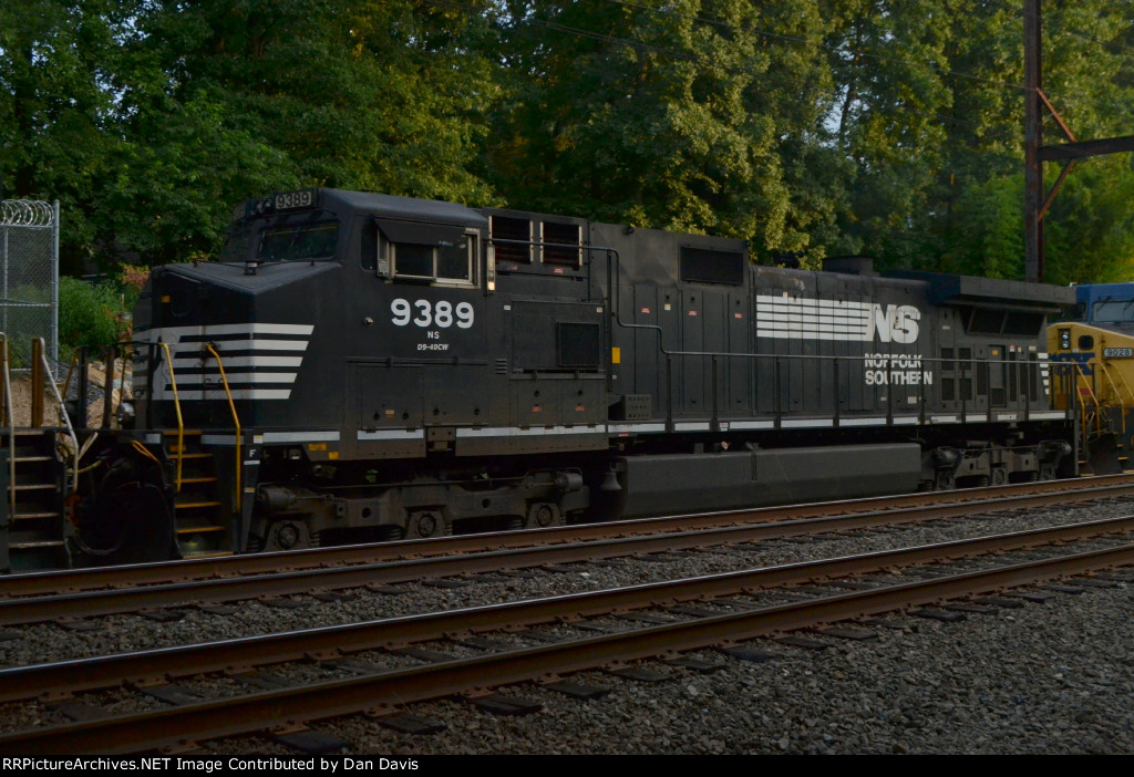 NS C40-9W 9389 trails on K041-06